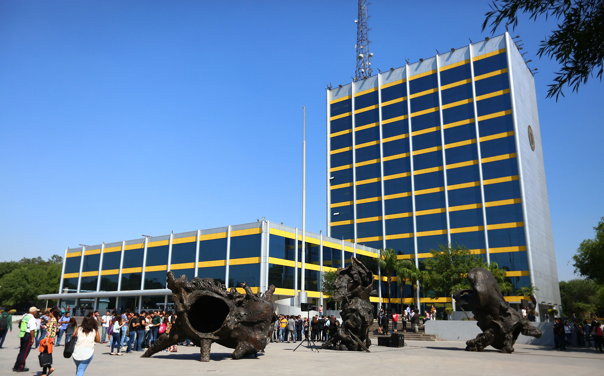 Exhiben esculturas monumentales en CU - Universidad Autónoma de Nuevo León