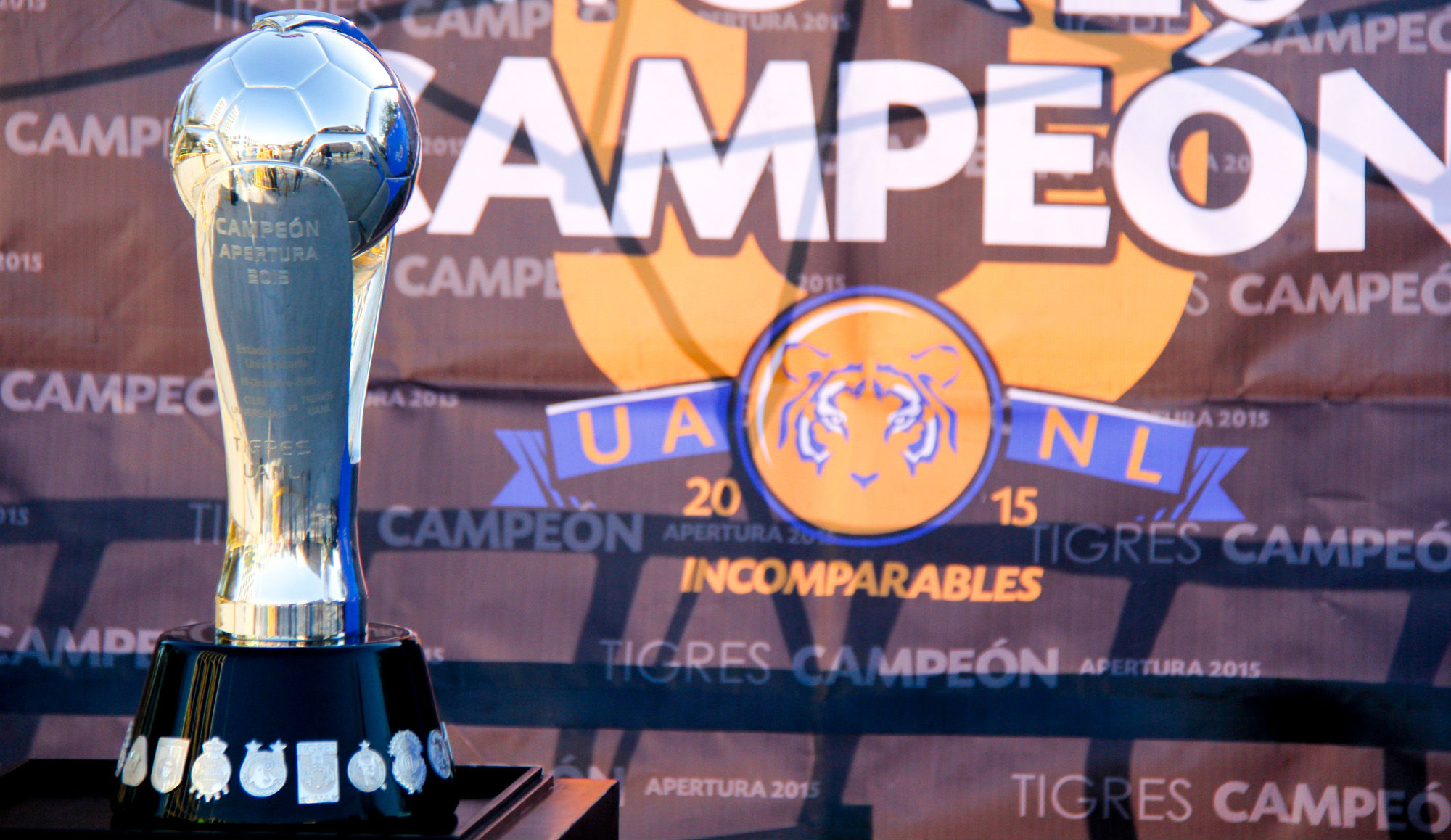 Tiene UANL arranque de campeonato, se toman la foto con trofeo de ...