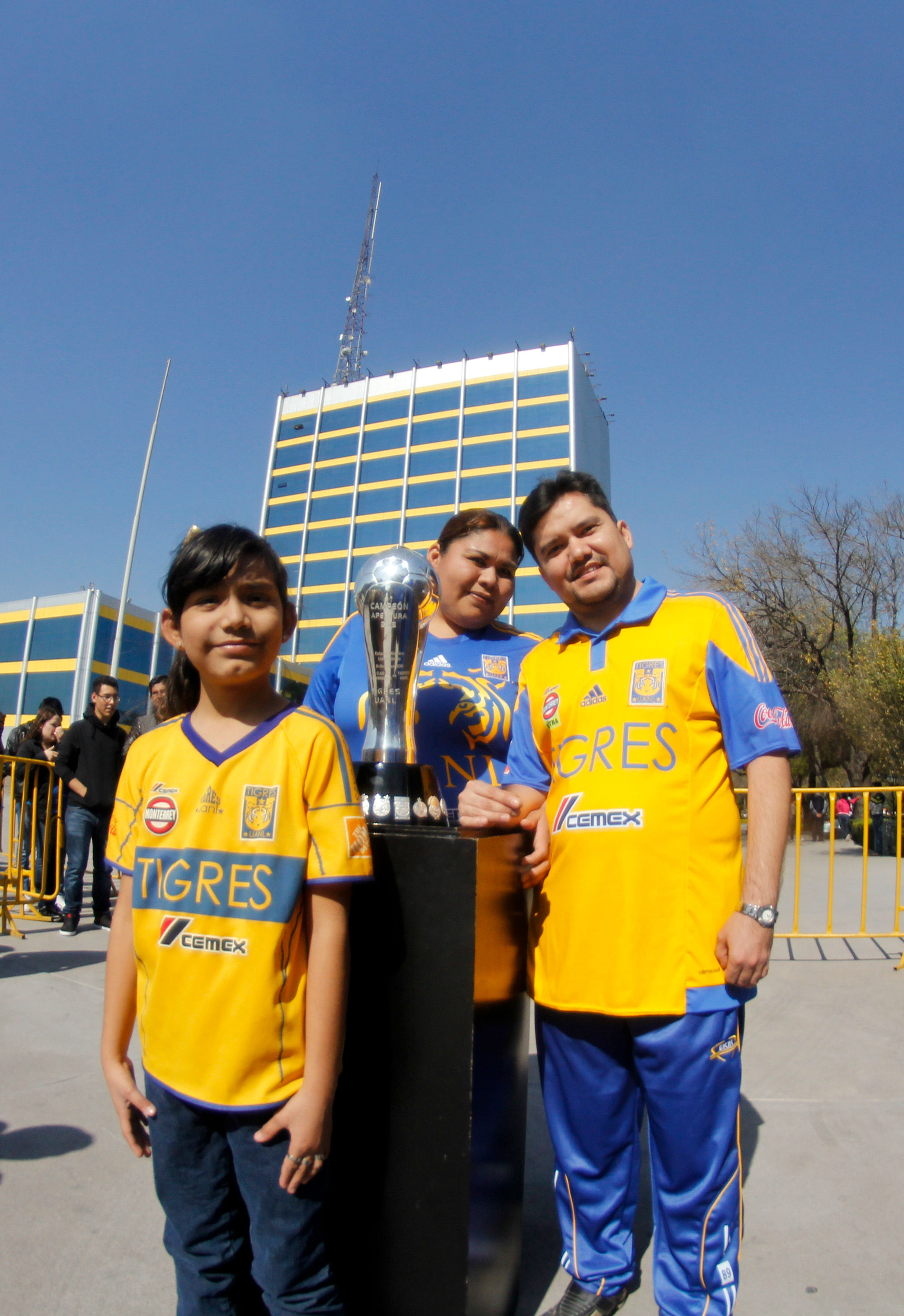 Tiene UANL arranque de campeonato, se toman la foto con trofeo de ...