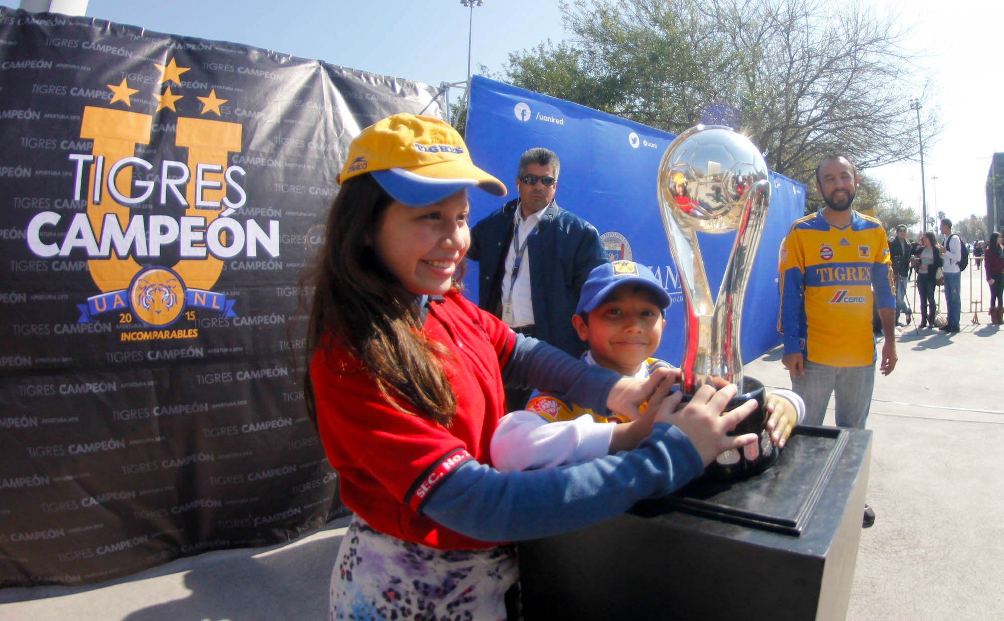Tiene UANL arranque de campeonato, se toman la foto con trofeo de ...